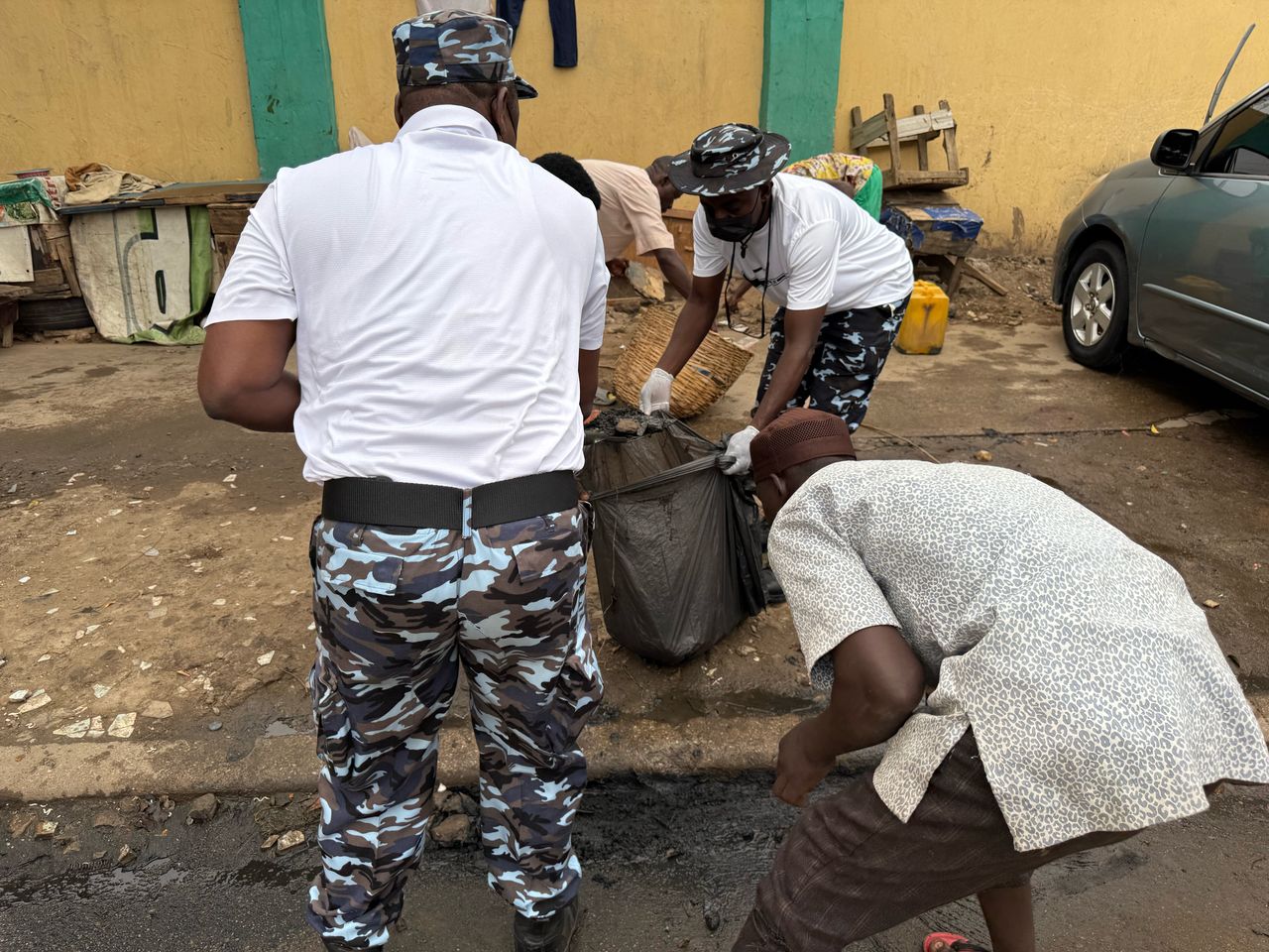 Nigerian Police Launch Street Clean-Up for National Police Day – Africa ...